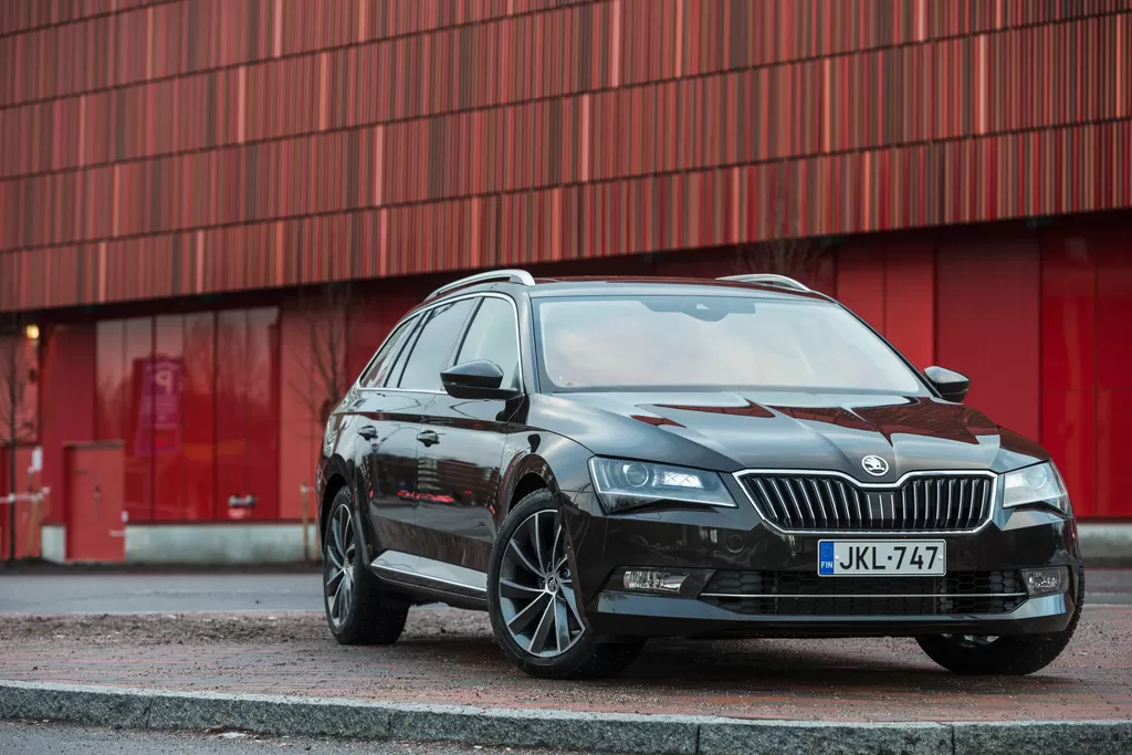 Koeajossa Škoda Superb Combi 4X4: Reilusti sisätilaa | Auto Bild Suomi7