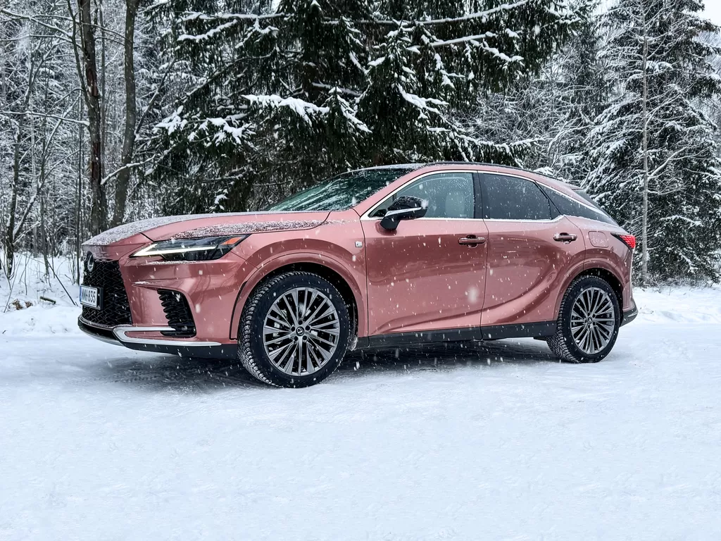 Lexus RX 450h+ F SPORT Design: Urheilullinen nelivetoinen SUV | Auto ...